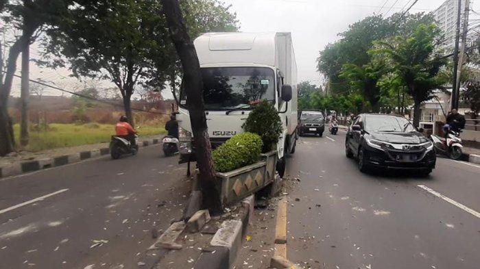 Hindari Pengendara Motor, Truk Ekspedisi Hantam Pembatas Jalan di Kebomas Gresik - Surya.co.id