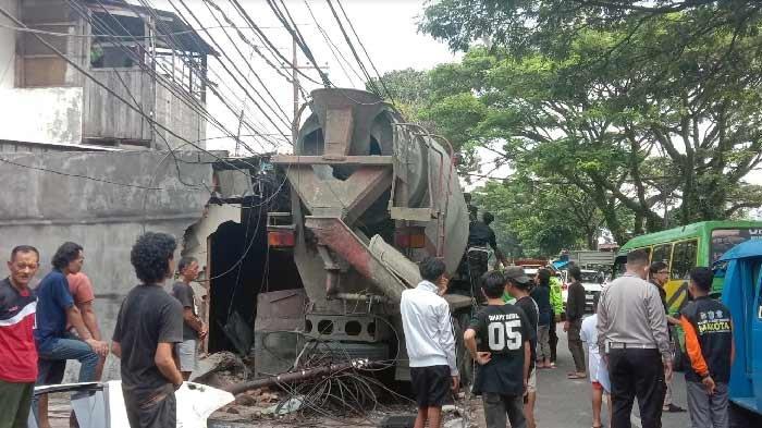 Kronologi Truk Molen Hantam Kios di Kota Malang, Lalu Tabrak 3 Sepeda Motor dan Teras Rumah ...