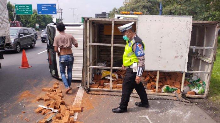 Truk Muatan Batu Bata dan Elpiji Terguling di Tol Waru-Perak, 1 Orang Tewas dan 2 Luka-luka ...