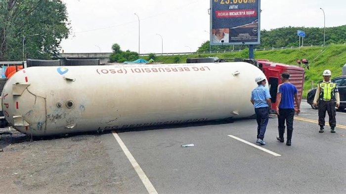 Kesaksian Warga saat Truk Tangki LPG Terguling di Jalan Surabaya-Mojokerto, Tabrak Pikap dan ...