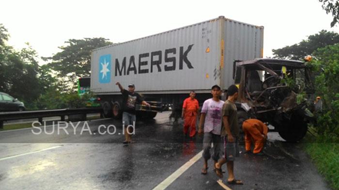 3 Kendaraan Tabrakan Beruntun, Jalan Tol Sidoarjo Macet - Surya.co.id