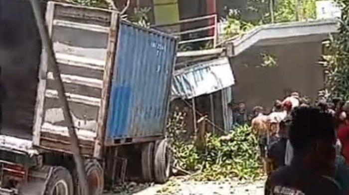 KRONOLOGI Truk Trailer Keluar Gudang Lalu Seruduk Rumah di Paciran ...