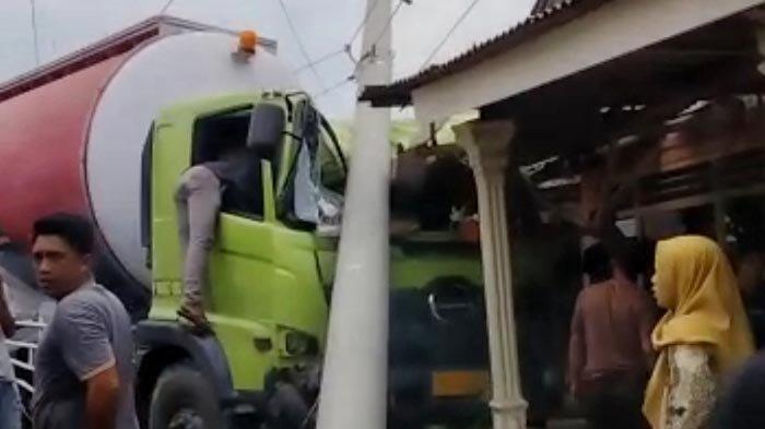 Sopir Mengantuk Truk Tronton Tangki Tabrak Rumah Dan Tiang Listrik Di Mojokerto Id