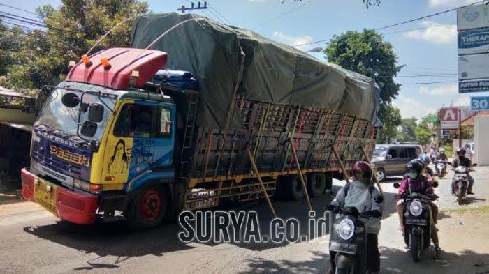 Truk Tronton Patah As di Kota Kediri, Arus Lalu Lintas Sempat Tersendat - Surya.co.id