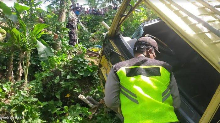 Truk Terperosok ke Jurang Sedalam 30 Meter di Trenggalek, Diduga Sopir Tak Kuasai Medan - Surya ...