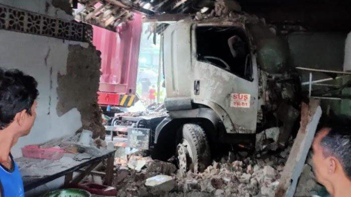 Penyebab Truk Trailer Tiba-tiba Tabrak Pagar Masjid, Traffic Light, hingga Rumah Warga di Tuban ...