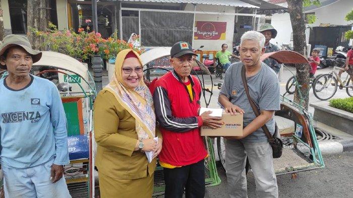 Wabup Gresik Bareng KWG Bagikan Bingkisan Lebaran untuk Abang Becak di Wisata Bandar Grisse ...