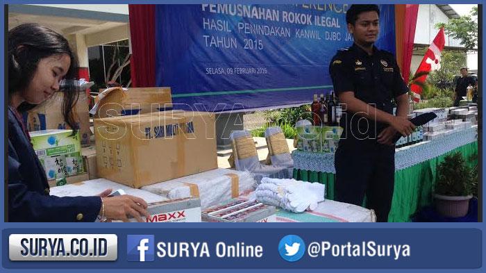 Berdus-Dus Rokok dan Minuman Beralkohol Siap Dibakar - Surya.co.id