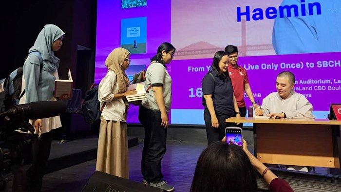 Tur Buku Haemin Sunim di Surabaya, Ajak Anak Muda Menerima Diri Sendiri ...