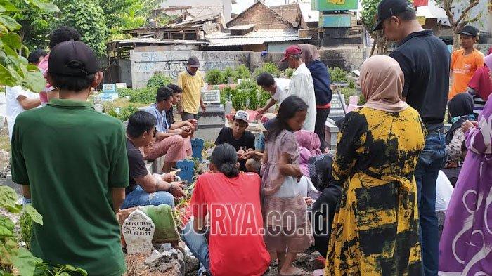 Pemakaman Korban Laka Elf vs KA Probowangi, Keluarga di Surabaya Pingsan saat Antar Jenazah ke ...
