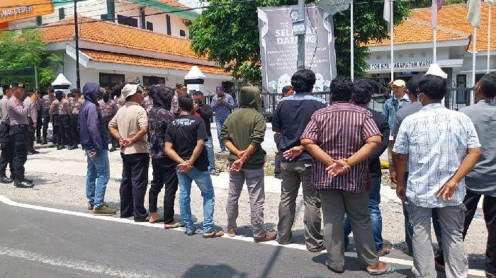 Peduli dan Prihatin untuk KPPS Pemilu 2024, Puluhan Warga Kabupaten Madiun Gelar Aksi Damai di ...