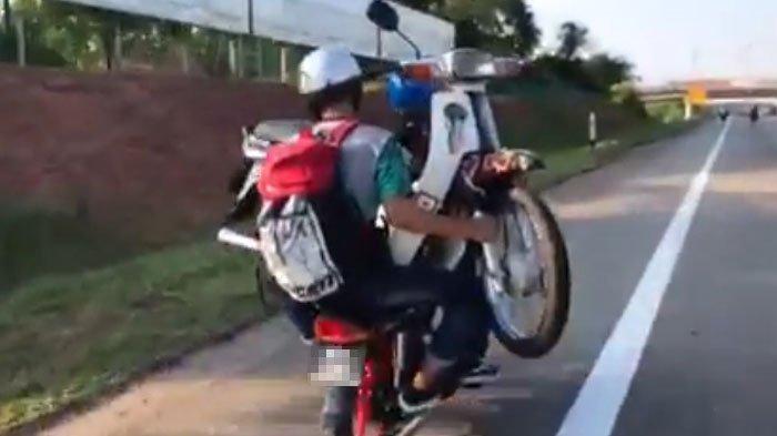 VIDEO Unik Aksi Remaja Naikkan Motor di Atas Motor Viral di Medsos, Ada ...
