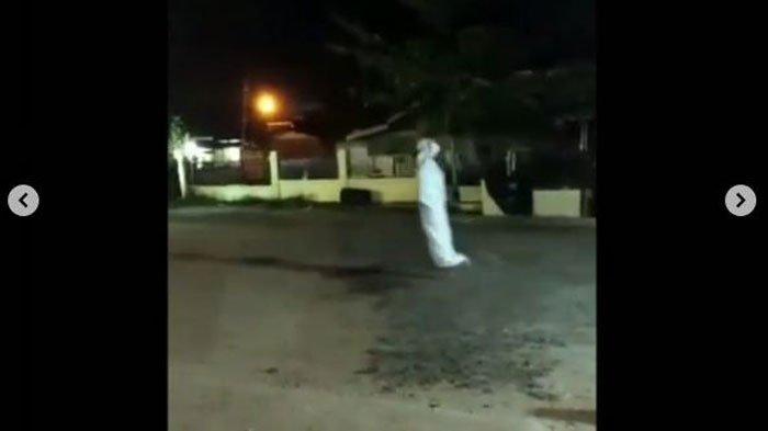 VIRAL VIDEO Pocong Abal-abal Dihukum Keliling Lapang Sambil Lompat ...