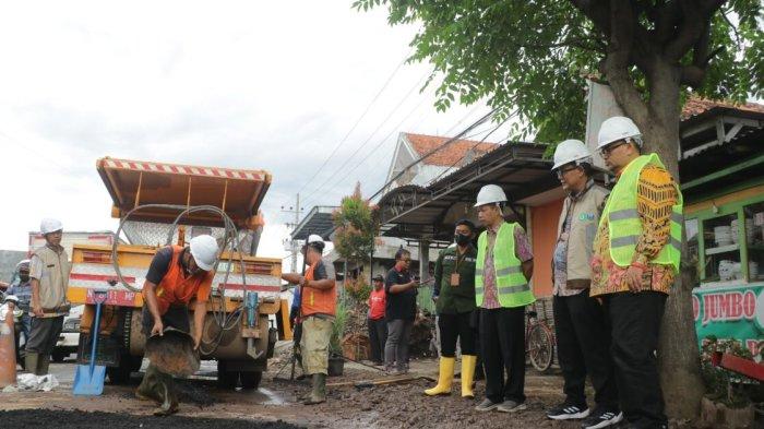 Pemkab Probolinggo Lakukan Perbaikan Jalan Alternatif untuk Arus Mudik Lebaran 2023 - Surya.co.id