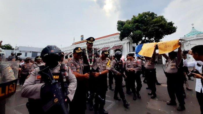 Pelepasan AKBP Leonardus Simarmata Diwarnai Isak Tangis Anggota ...