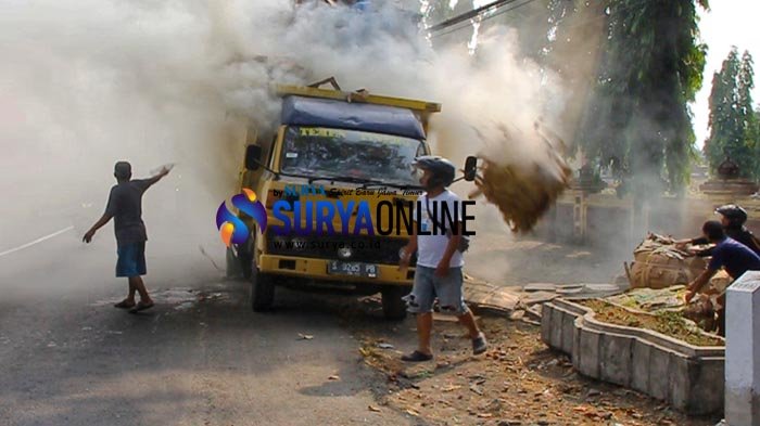 Truk Muatan Kardus Terbakar di Bangsal Mojokerto. Banyak yang Panik ...