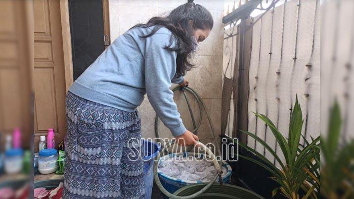 Aliran Air PDAM Surya Sembada Mati, Warga Terpaksa Beli Air Galon Untuk Mandi - Surya.co.id