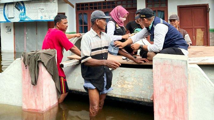 Sepekan Lebih Banjir di Mojokerto Tak kunjung Surut, Warga Mulai Diserang Penyakit - Surya.co.id