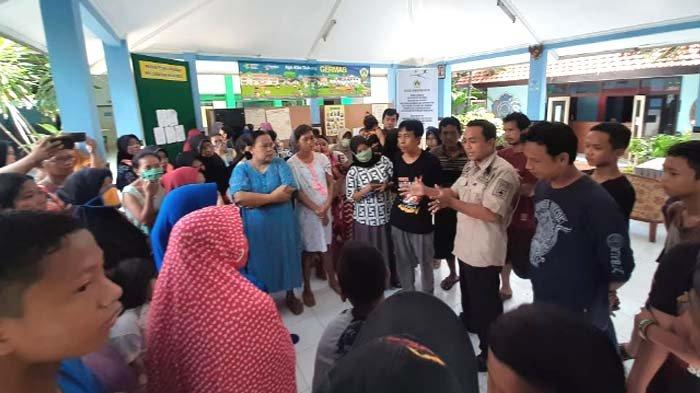 Pemicu Warga Ramai-ramai Protes Pembagian Beras Bantuan Dampak Covid-19 ...