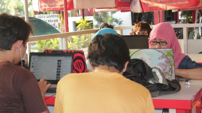 PT Telkom Akan Terus Kembangkan Wifi Corner di Surabaya - Surya.co.id