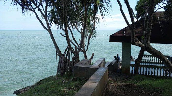 Di Balik Suasana Sakral Pelarungan Abu, Pantai Popoh Tulungagung ...