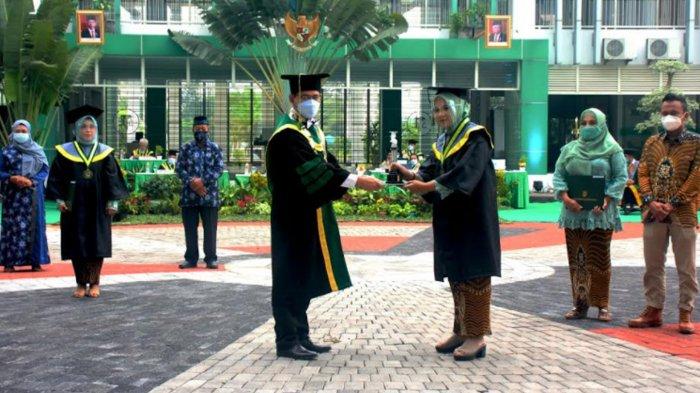 UHW Perbanas Surabaya Gelar Wisuda Perdana - Halaman all - Surya.co.id