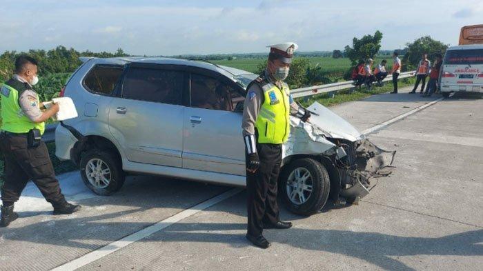 Mobil Xenia Oleng Tabrak Bus Patas di Tol Jombang Mojokerto - Surya.co.id