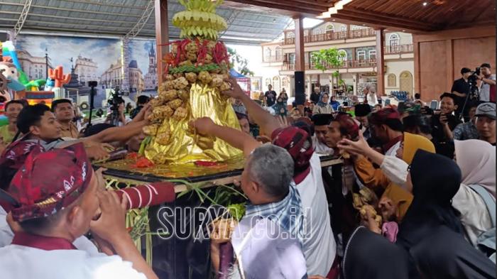 Ratusan Pengunjung Antusias Berebut Tumpeng Ketupat Cokelat di Kampung Coklat Blitar - Surya.co.id
