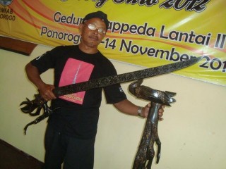 Pedang Raja Wengker Panjang 1,5 Meter Dipamerkan - Surya.co.id