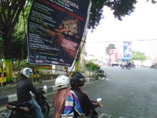 Baliho Raksasa Miring, Ancam Pengguna Jalan - Surya.co.id