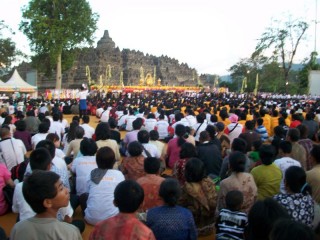Ribuan Umat Buddha Padati Candi Mendut - Surya.co.id