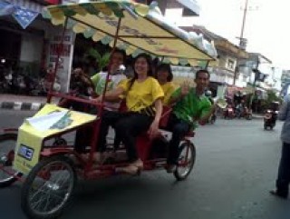 Asyiknya Ngabuburit dengan Becak Mobil - Surya.co.id