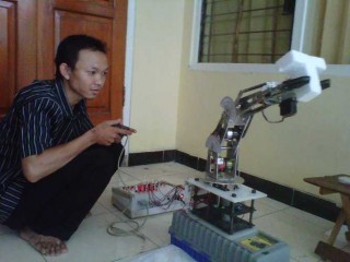 Dua Mahasiswa Unesa Ciptakan Robot Lengan - Surya.co.id