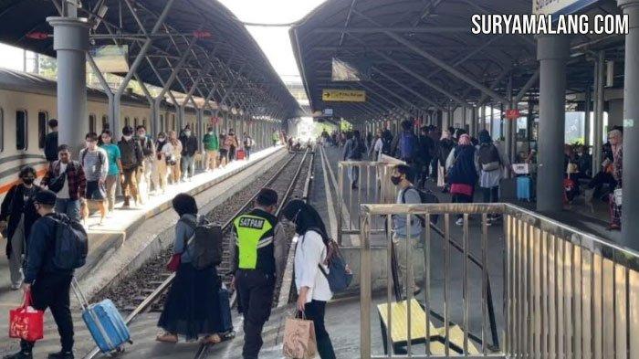 Dalam Sehari Ini, 13.944 Orang Pergi dari Surabaya Naik Kereta Api - Suryamalang.com