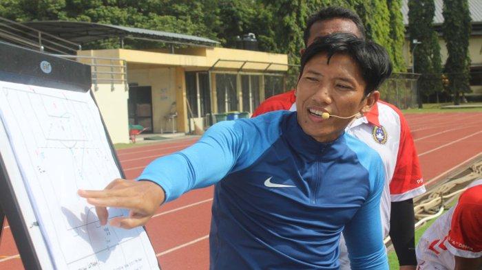 Kisah Para Legend Arema Jalani Kursus Kepelatihan, Ahmad Bustomi dan ...