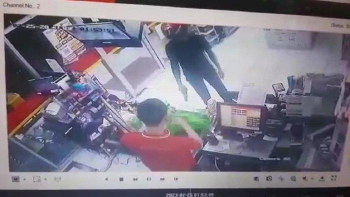 Viral, Aksi Perampok Todong Pistol di Minimarket, Gasak 62 Bungkus Rokok dan Rp 900 Ribu ...