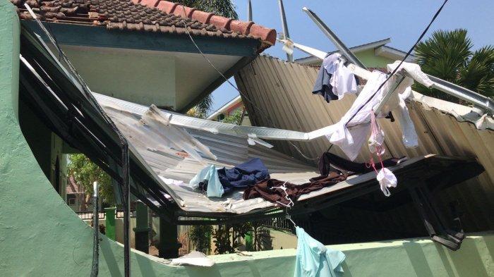 Angin Kencang di Kota Batu Sebabkan Pohon Tumbang dan Atap Terbang ...