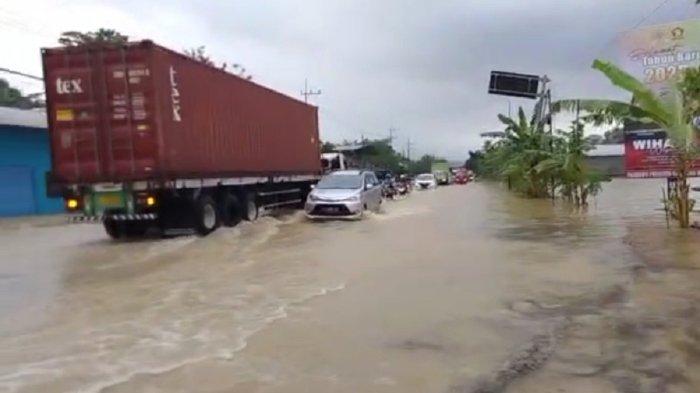 Jalur Pantura Tuban Banjir, Kendaraan Harus Hati-hati - Suryamalang.com