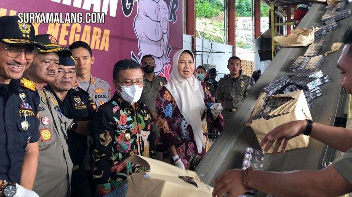 Razia Rokok Ilegal Menyasar Warung-warung di Kota Batu, Jutaan Batang Dimusnahkan - Suryamalang.com
