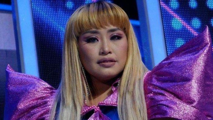 Biodata Pinkan Mambo yang Bikin Heboh Usai Nyanyi Tiduran Pakai Rok ...