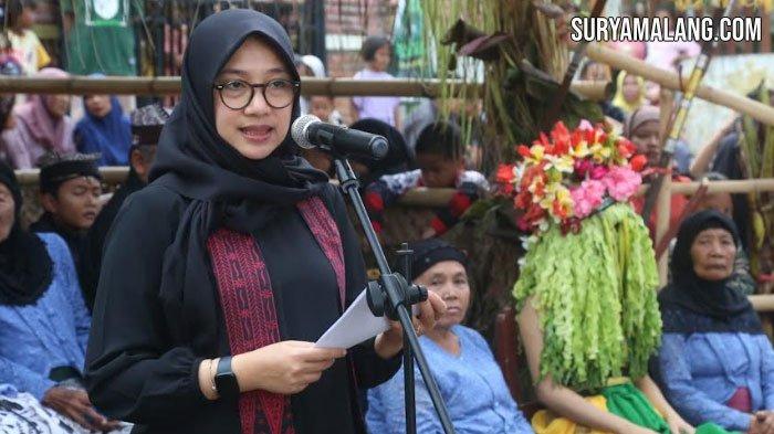 Ribuan Orang Lihat Ritual Adat Seblang Olehsari, Bupati Ipuk Ajak ...