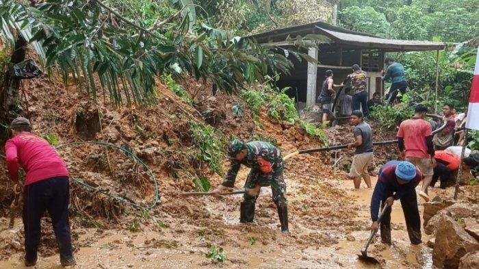 Hujan Malam sampai Pagi Picu Tanah Longsor dan Timpa Rumah di Desa Bangun, Munjungan, Trenggalek ...