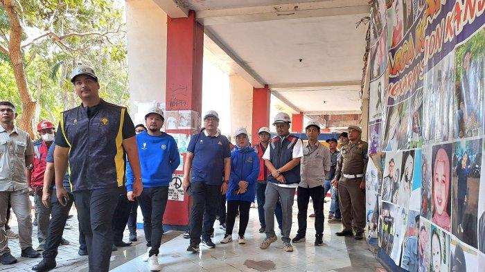 Menpora Dito Ariotedjo Berdoa di Gate 13 Stadion Kanjuruhan ...