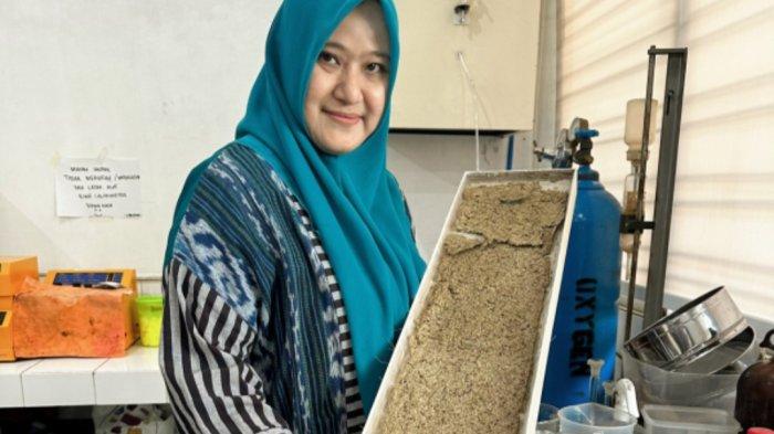 Dosen UB Malang Ajari Kaum Tani di NTT Gunakan Mulsa Organik dari Limbah Pisang dan Enceng ...