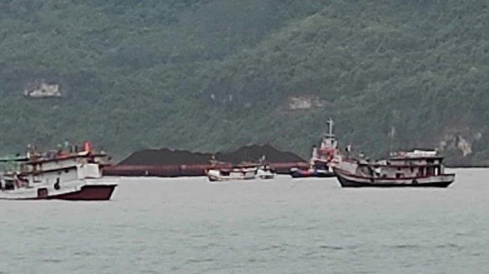 Dihantam Cuaca Buruk 2 Kapal Tongkang Bermuatan Batubara asal Kalsel ...