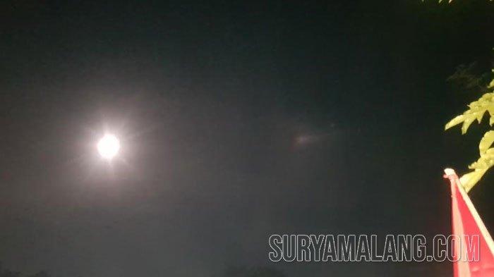 Melihat Fenomena Bulan Kembar dari Pulau Puteran, Desa Kombang, Talango ...