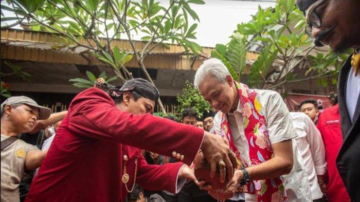 Ganjar Pranowo Basuh Muka dengan Air Sumur Peninggalan Majapahit di ...