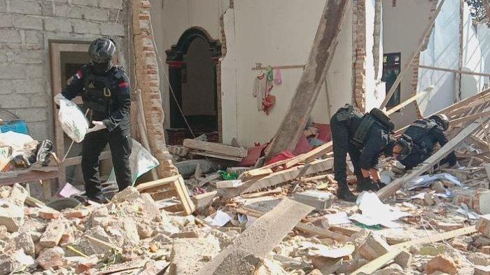 Tim Gegana Brimob Datangi Lokasi Ledakan di Kasembon Kabupaten Malang ...