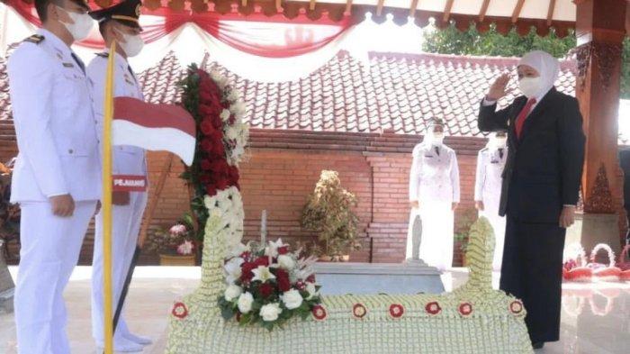 Jelang HUT Jatim ke-77, Gubernur Khofifah Ziarah ke Makam Gubernur Soerjo di Magetan ...