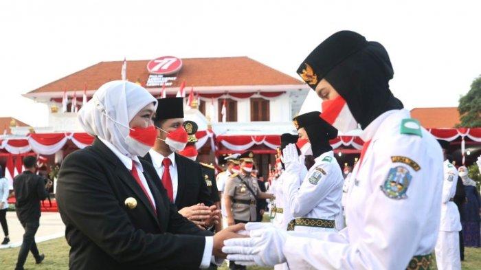 76 Anggota Paskibraka Jatim Dikukuhkan Gubernur Khofifah - Suryamalang.com